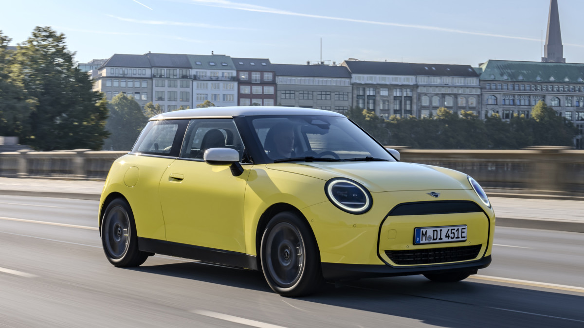 Mini Cooper E Classic adds a less expensive trim, at least in Europe ...