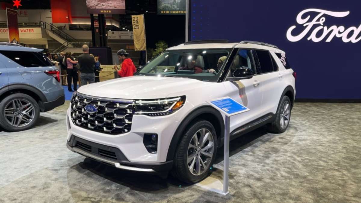 2025 Ford Explorer makes its public debut in Chicago - Autoblog