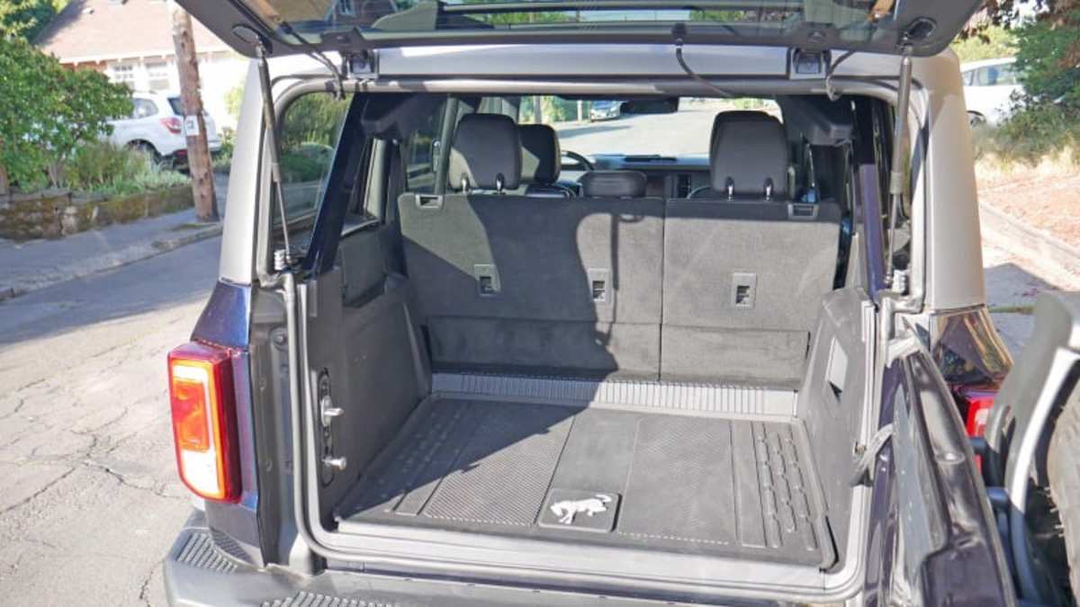 Ford Bronco 4-Door vs Jeep Wrangler Luggage Test | How much cargo space ...