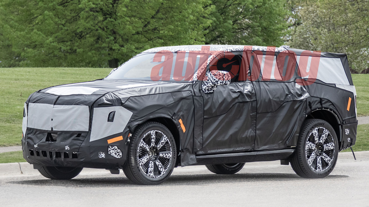 Cadillac Escalade IQ spy photos show off flagship electric SUV - Autoblog