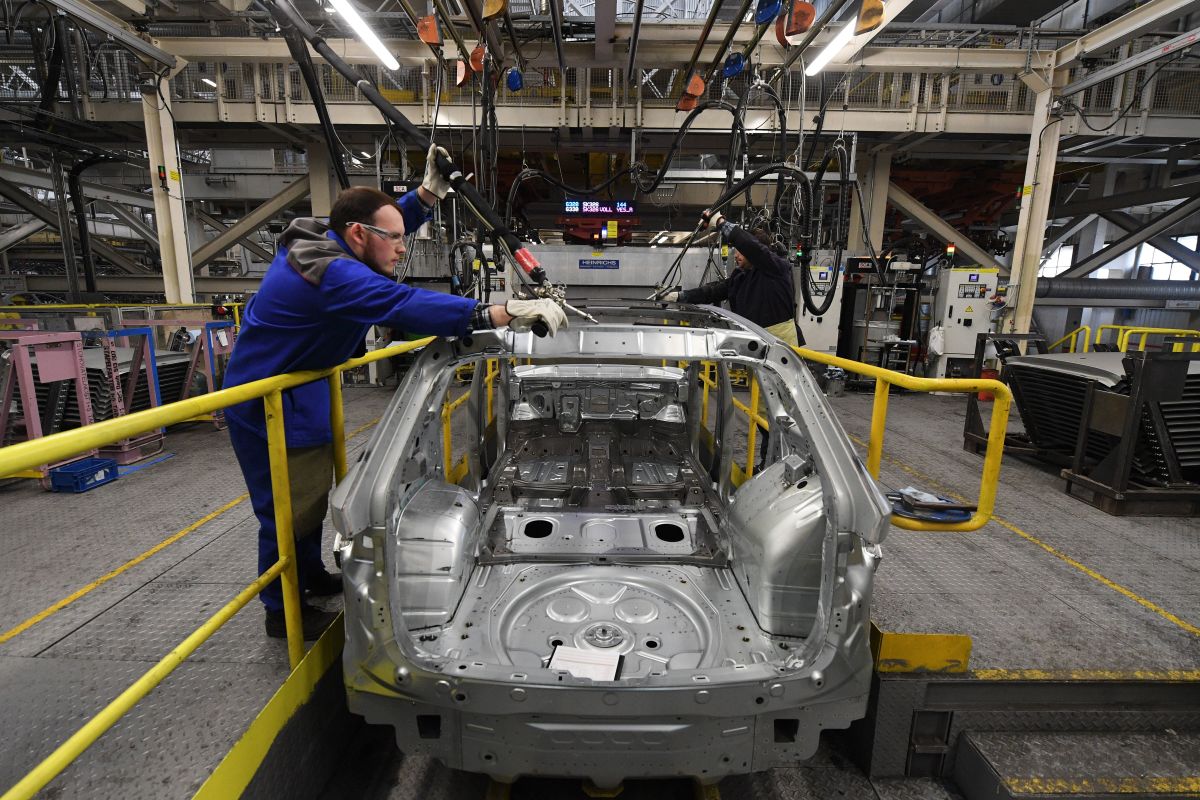 More automakers suspend or limit operations in Russia - Autoblog