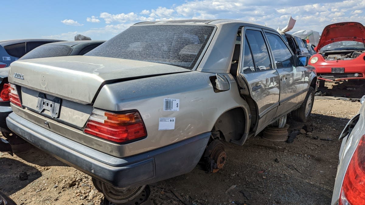 Junkyard Gem: 1989 Mercedes-Benz 300E with 347,339 miles - Autoblog