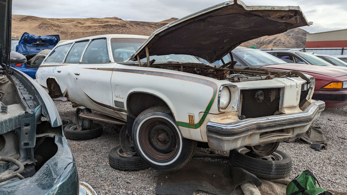 Junkyard Gem: 1975 Oldsmobile Cutlass Supreme Cruiser - Autoblog