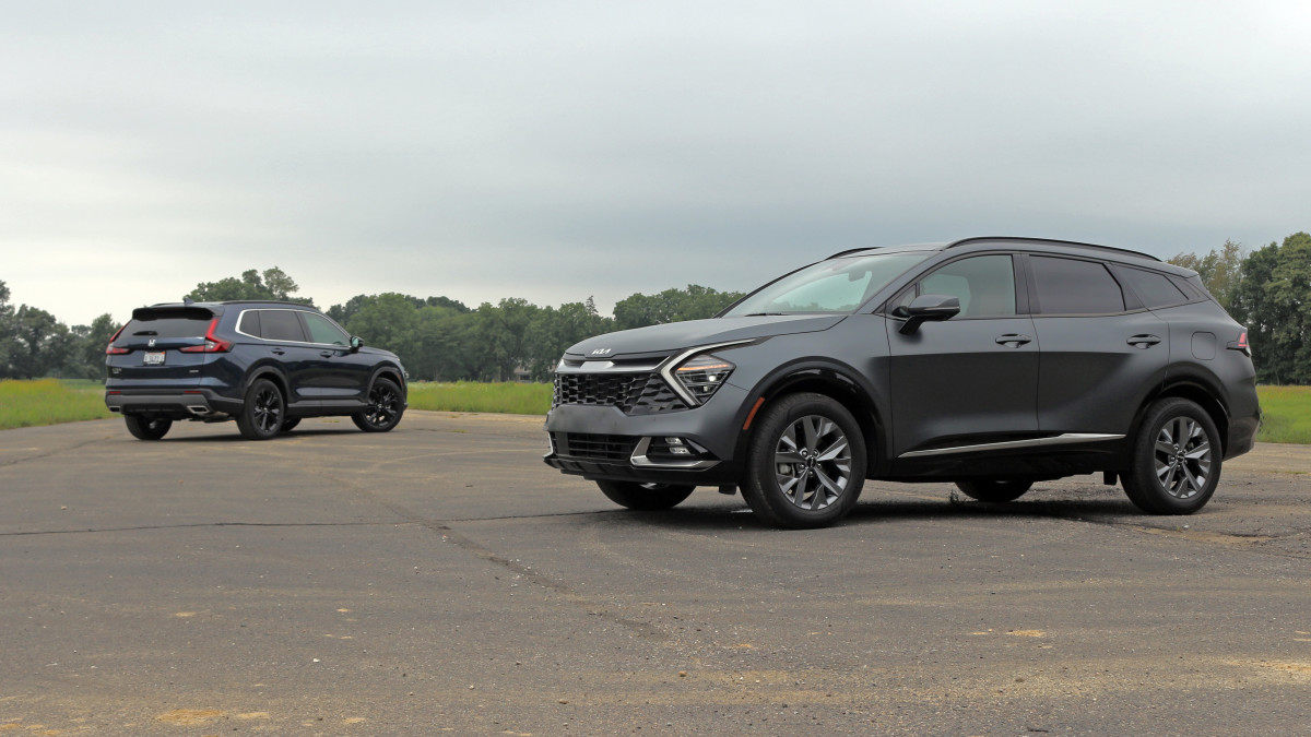 Honda CR-V vs Kia Sportage: Compact hybrid SUV comparison test - Autoblog