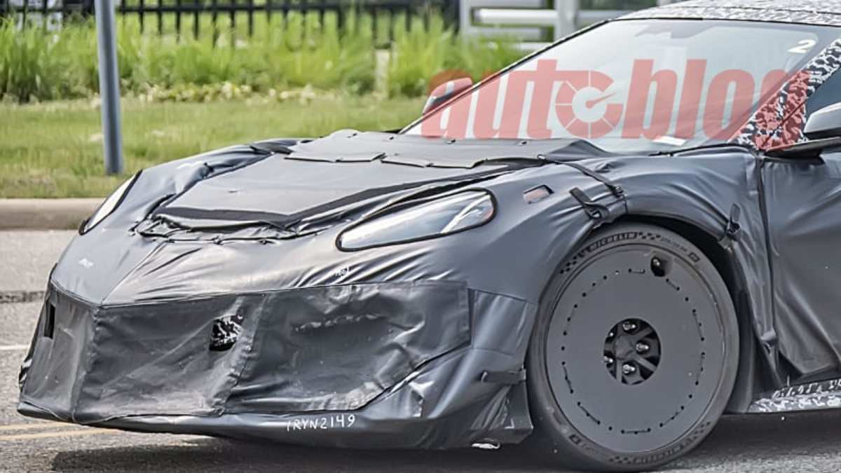 Two high-performance Corvettes caught testing in new spy photos - Autoblog