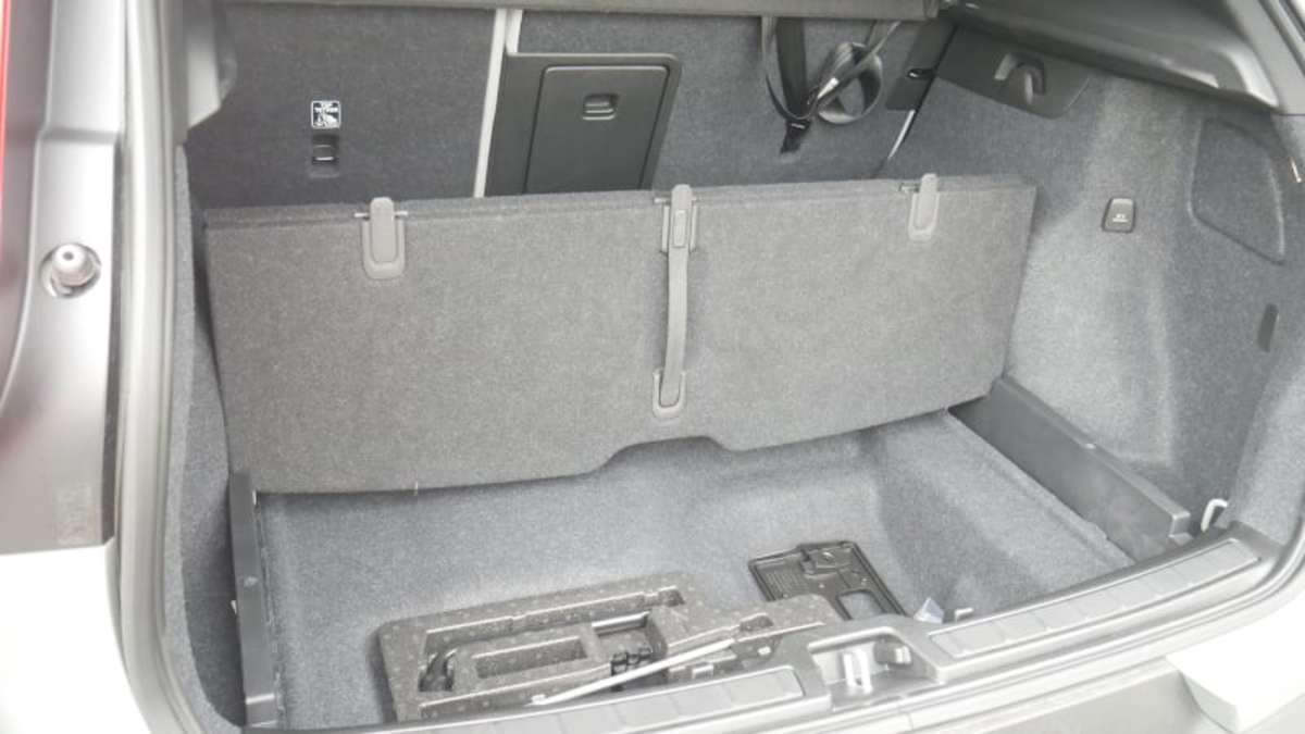 Volvo XC40 Recharge Luggage Test: How much fits in the cargo area ...