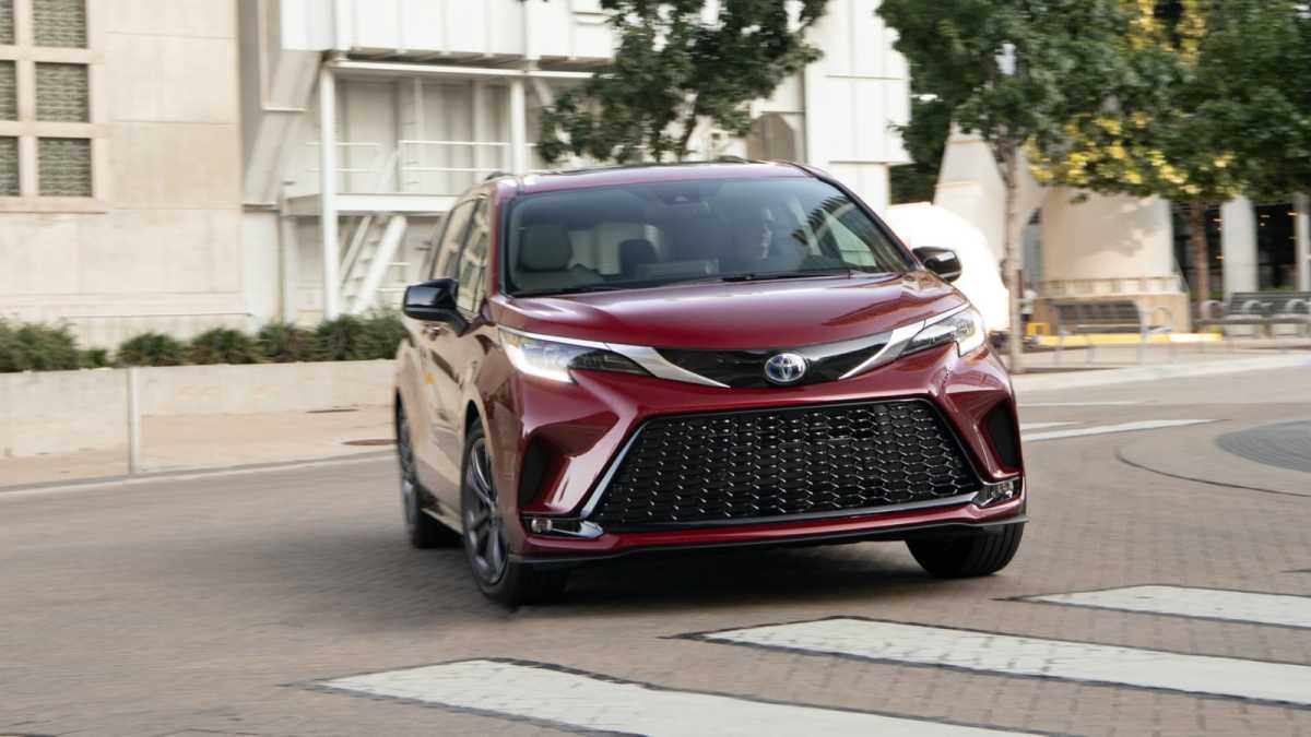 2024 Toyota Sienna Review: Still the high-mpg monster of minivans ...