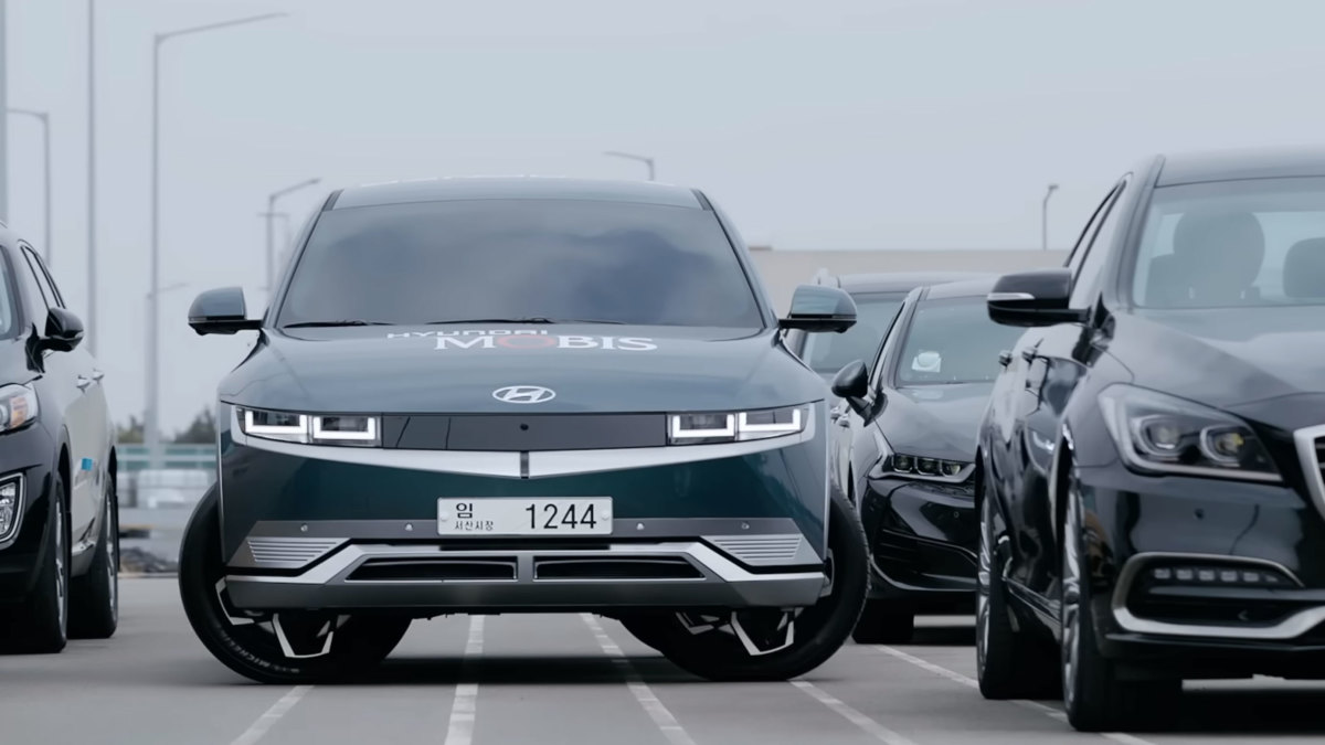 Watch Hyundai e-Corner execute a real 90-degree crab walk and 180 ...