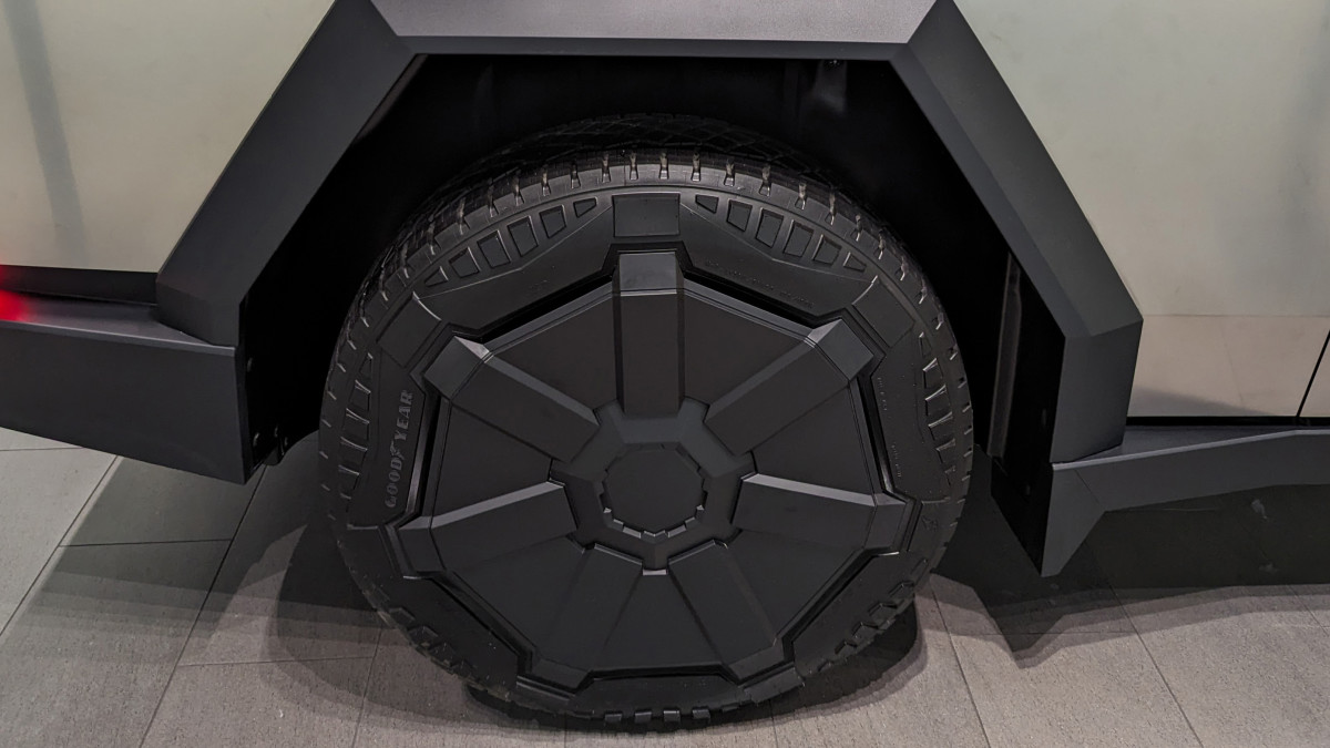 Tesla Cybertruck wheel covers, it turns out, are rubbing into the tire ...