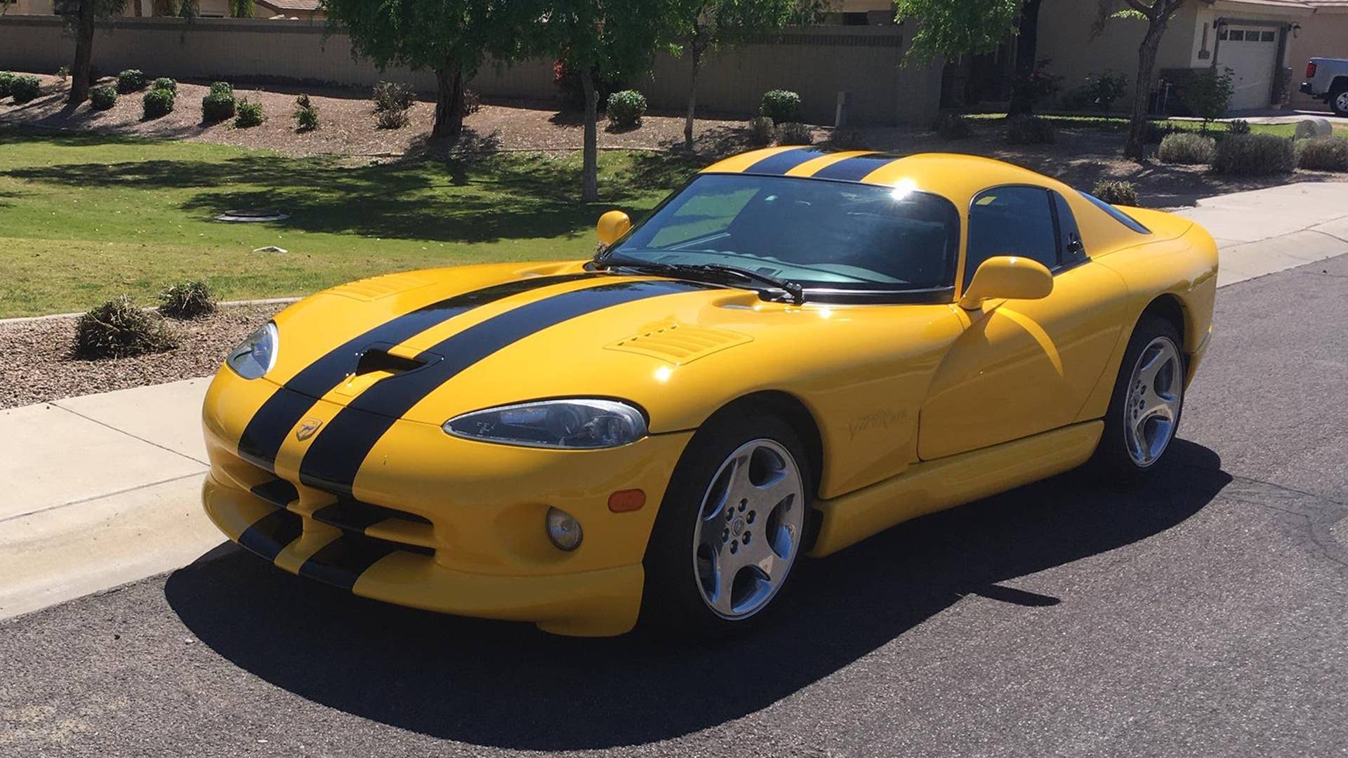 6k-mile 2001 Dodge Viper hits Bring a Trailer - Autoblog