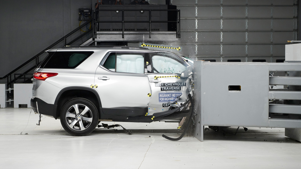 2021 Chevy Traverse earns IIHS Top Safety Pick after new crash test is ...