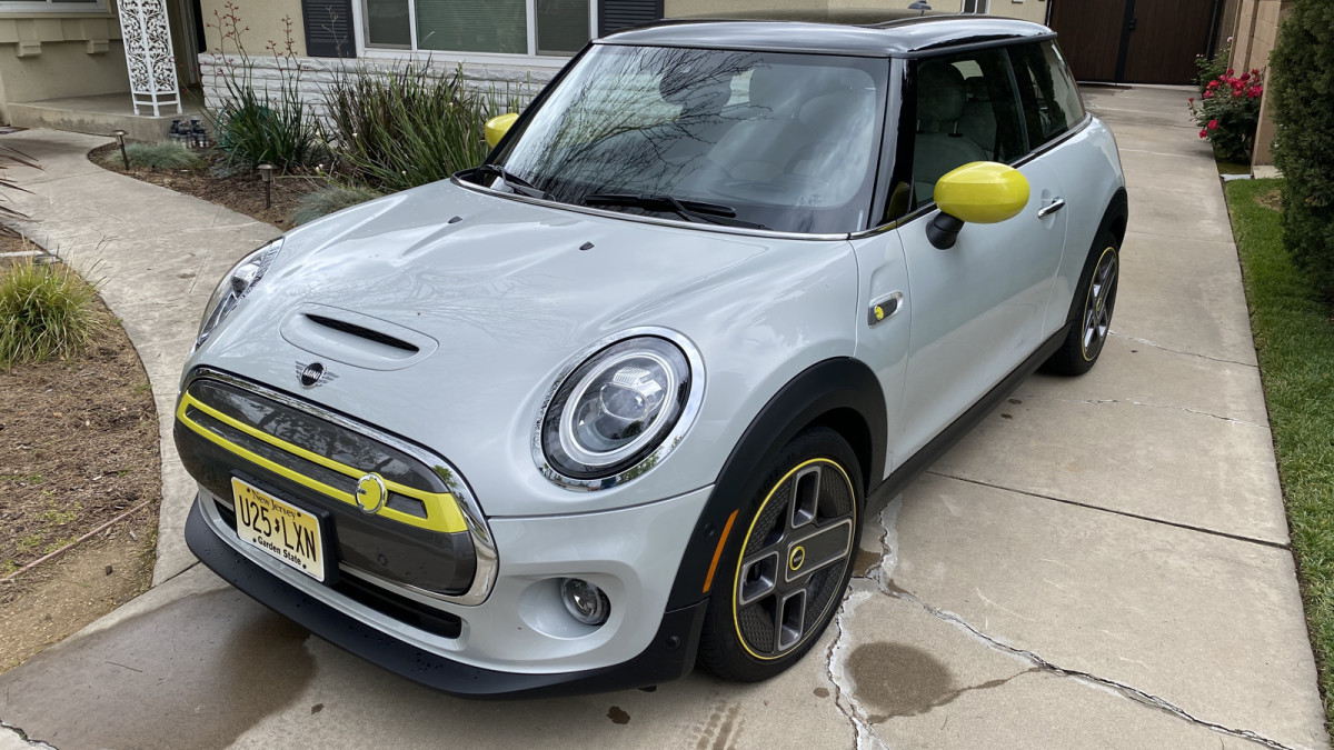 The electric Mini SE crushes its EPA range estimate in our real-world ...