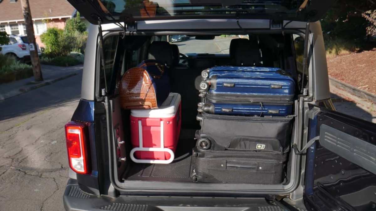 Ford Bronco 4-Door vs Jeep Wrangler Luggage Test | How much cargo space ...