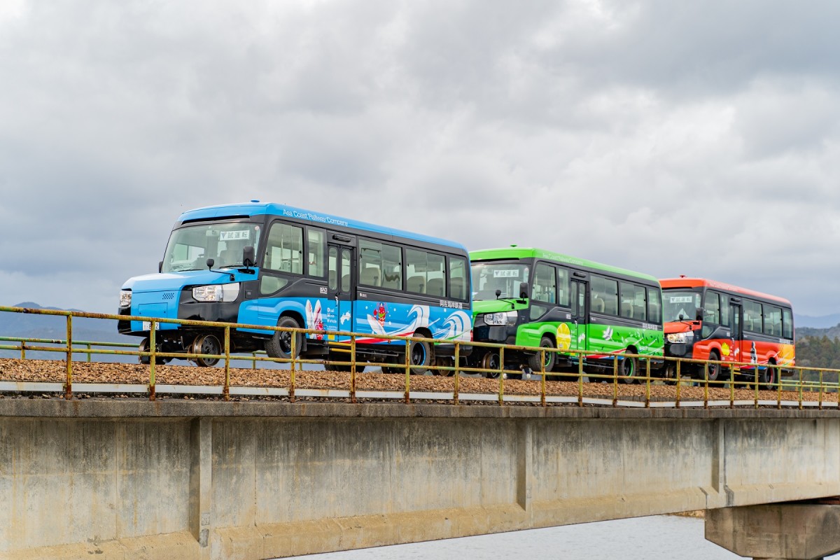 Japan's Dual Mode Vehicle is a Toyota bus that thinks it's a train ...
