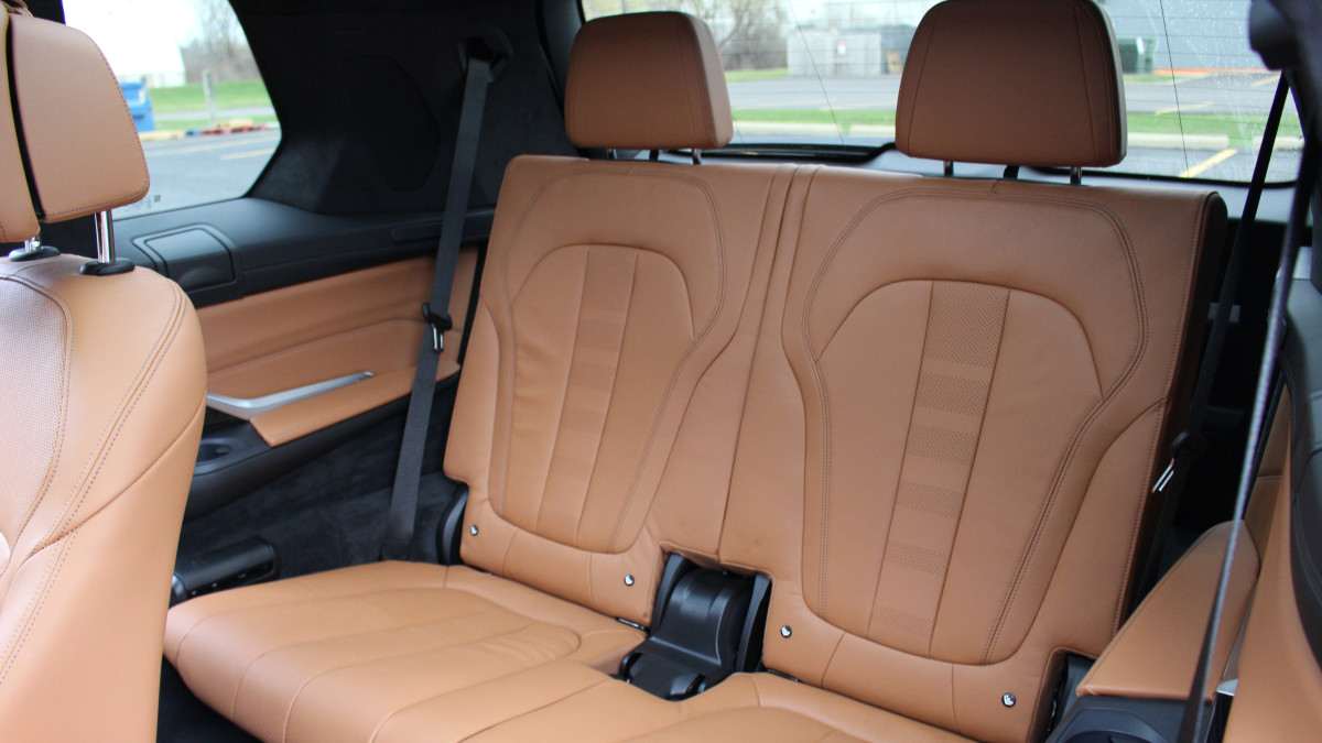 2020 BMW X7 M50i Wayback Seat Driveway Test | A first-class third row ...