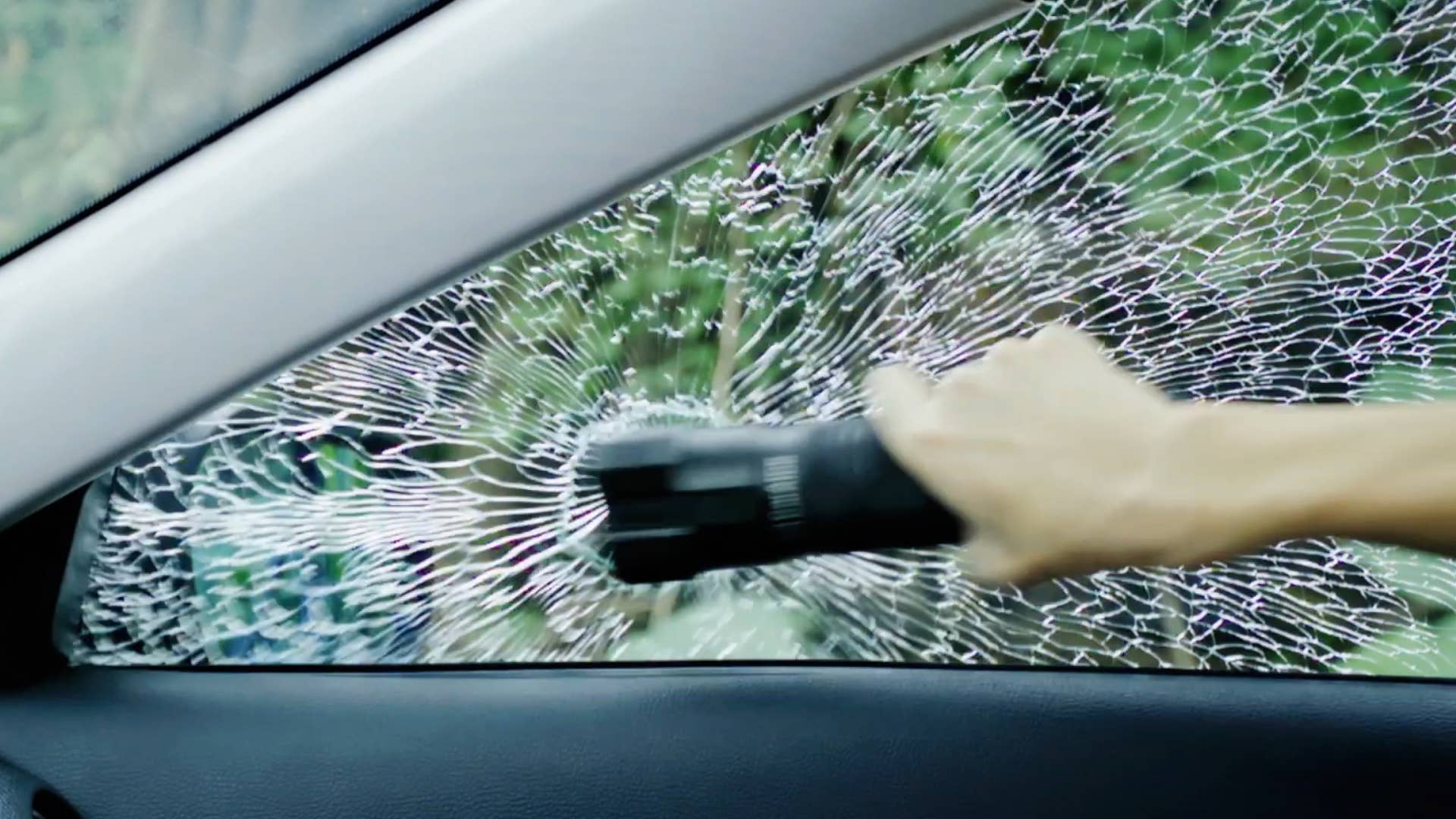 This flashlight multi-tool can jumpstart your car - Autoblog