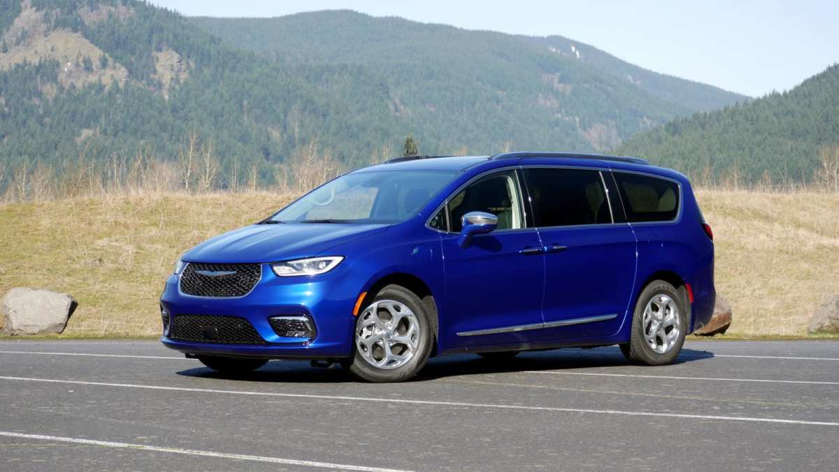 The Chrysler Pacifica has clever 'Stow 'n Place' roof rack crossbars ...