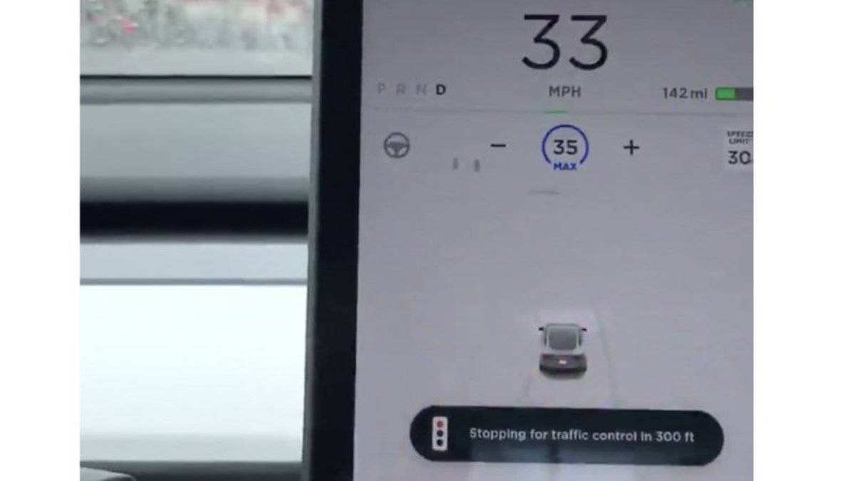 Tesla manual explains new 'Stopping at Traffic Lights' feature - Autoblog