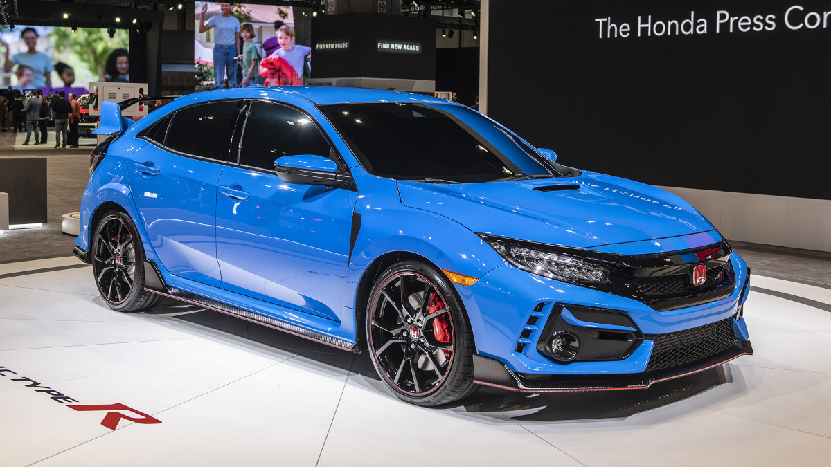 The 2020 Honda Civic Type R drops the fake vents up front, still wildly ...