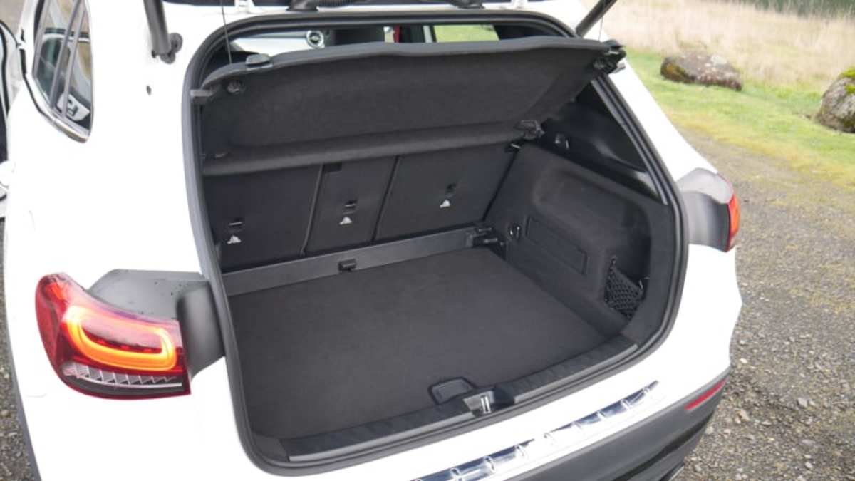 Mercedes-Benz GLB vs GLA Luggage Test | How much bigger is the box ...