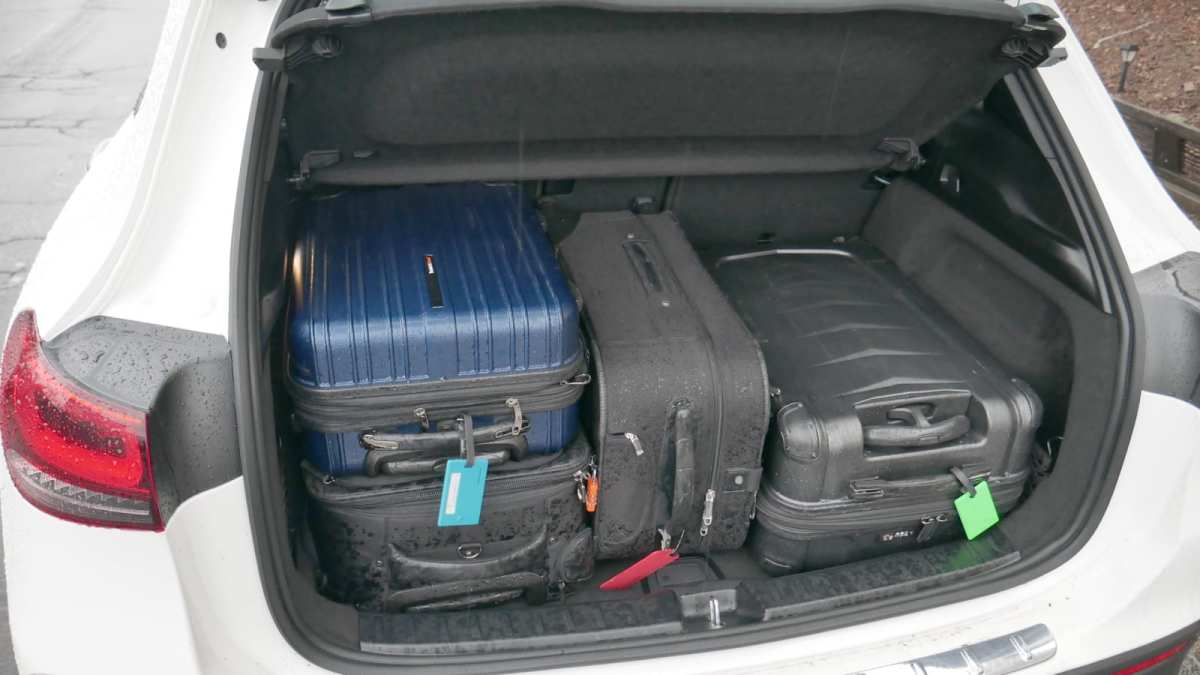 Mercedes-Benz GLB vs GLA Luggage Test | How much bigger is the box ...