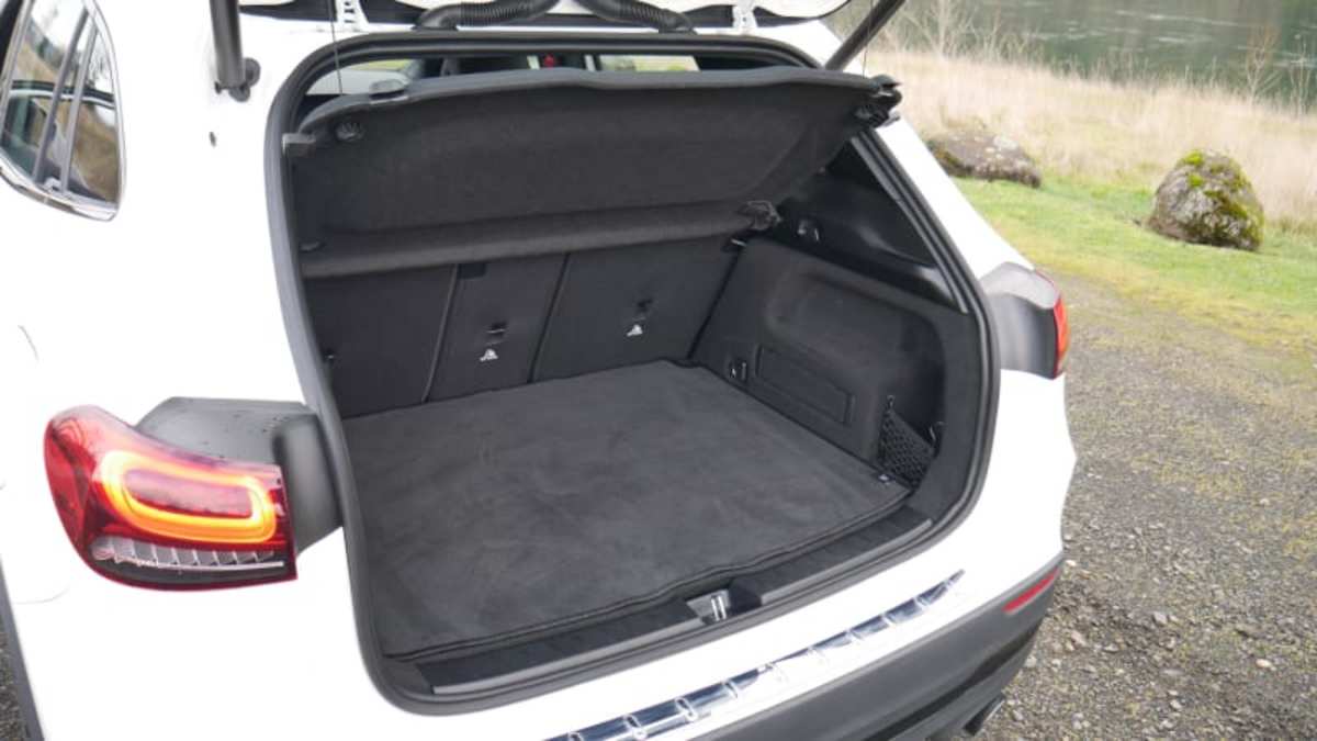 Mercedes-Benz GLB vs GLA Luggage Test | How much bigger is the box ...