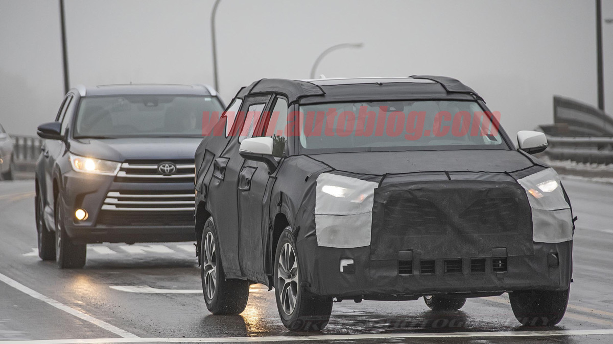 New Toyota Highlander spied with chiseled body, loses cardboard ...