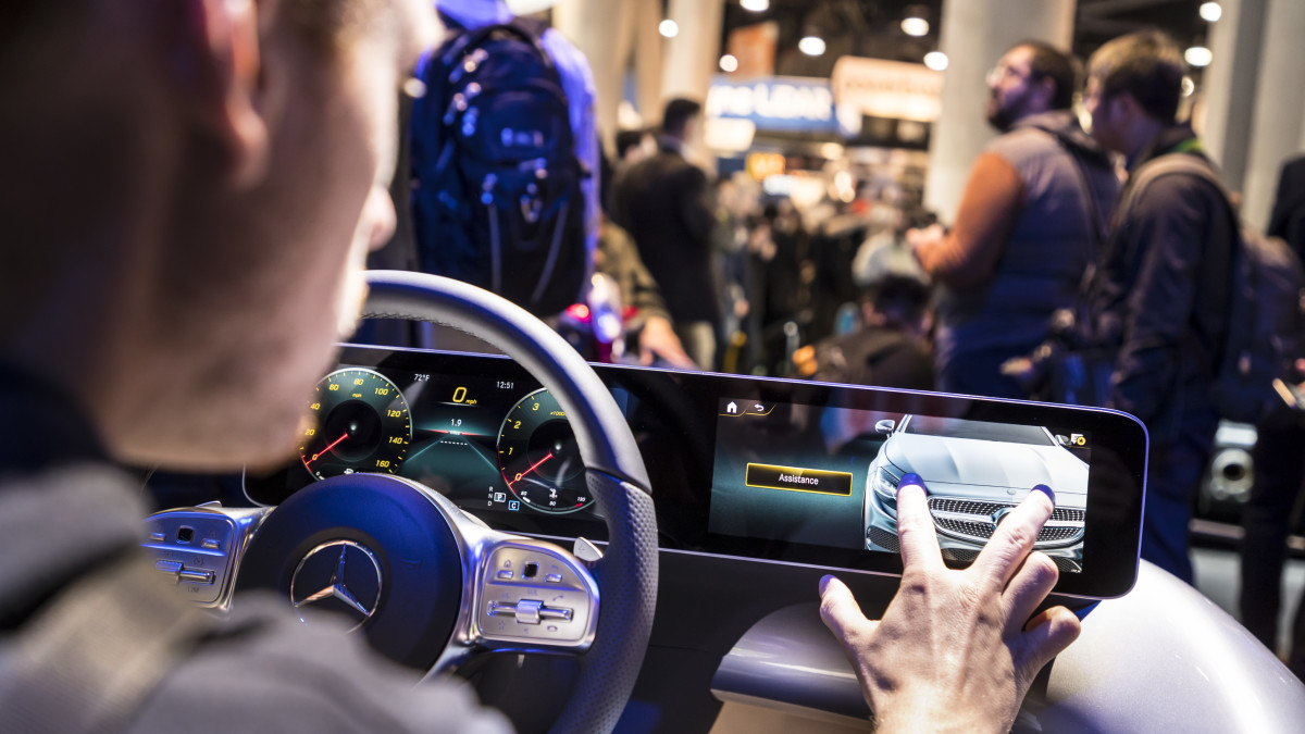 Mercedes' new 3D infotainment has AI, will take you to three-word ...