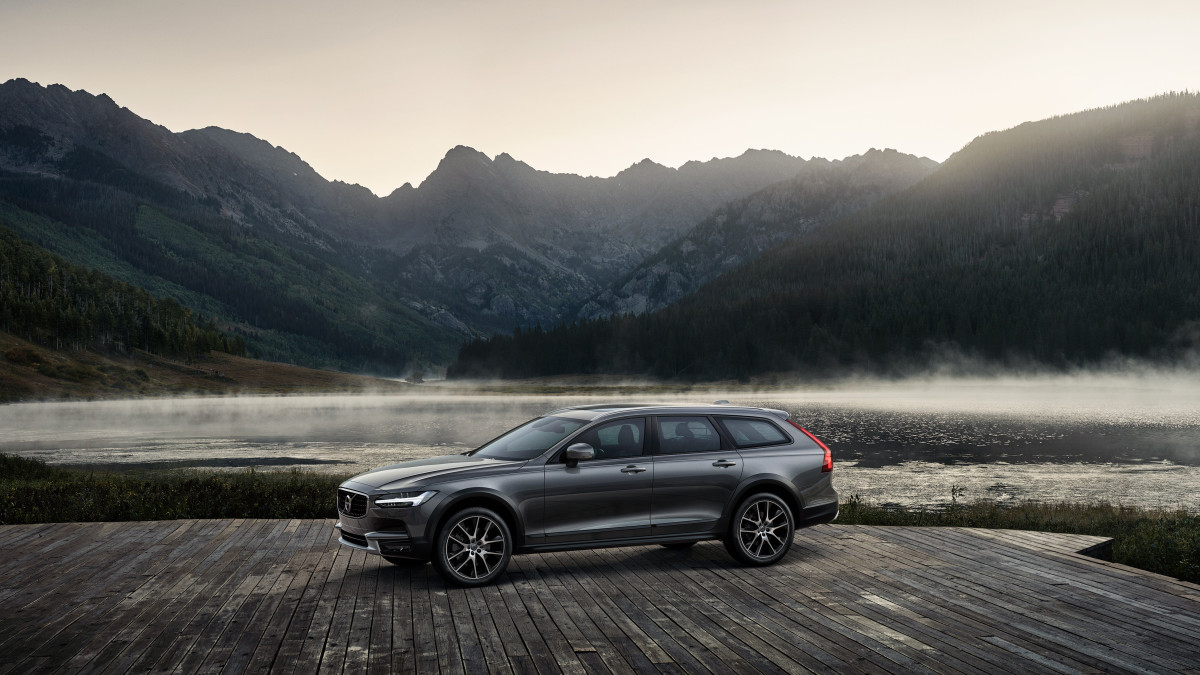 Volvo gives the V90 a lift with the new Cross Country - Autoblog