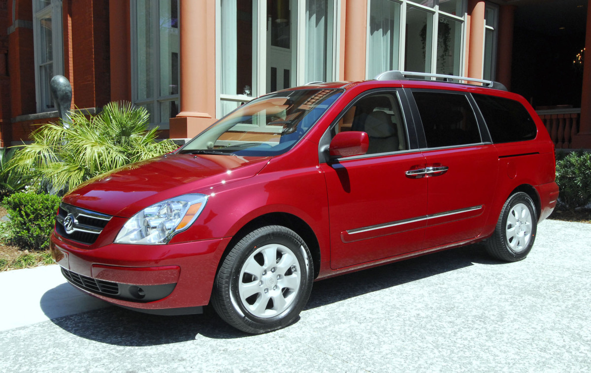 Hyundai recalls 41,264 Entourage minivans for faulty hood latches ...