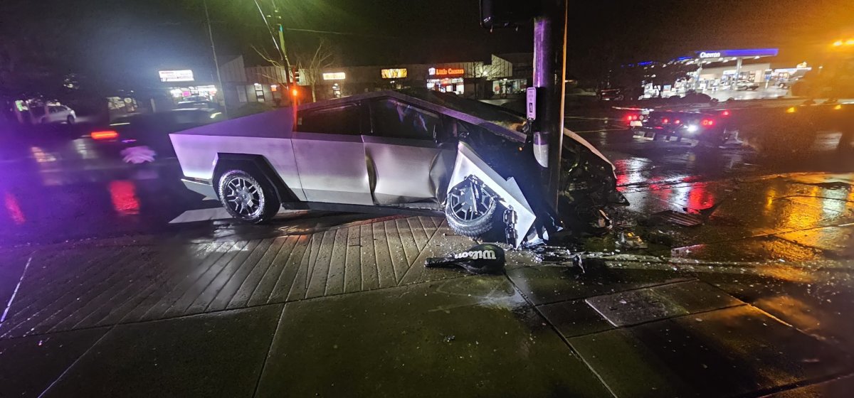 A Cybertruck on Autopilot slammed into a light pole, and it went viral ...