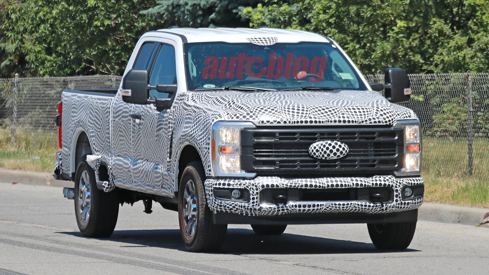 2023 Ford Super Duty spy photos show big lights, bed steps - Autoblog