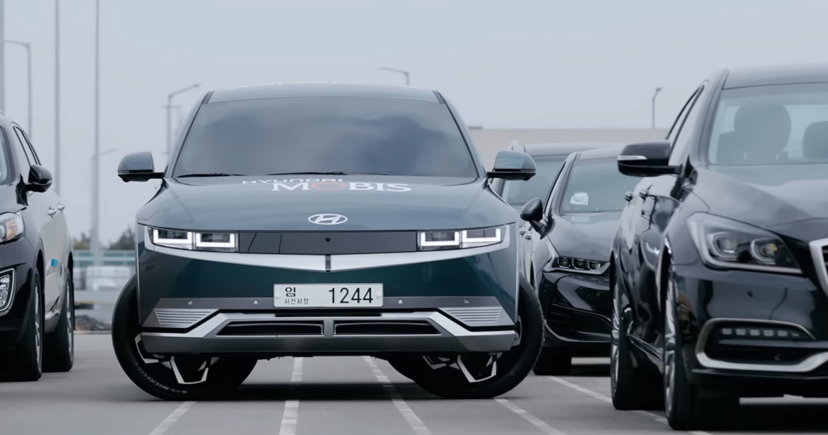 Watch Hyundai e-Corner execute a real 90-degree crab walk and 180 ...