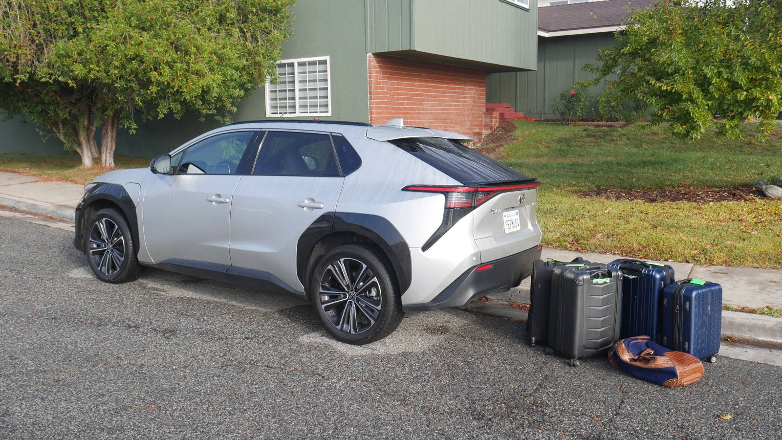 Toyota bZ4X and Subaru Solterra Luggage Test: How big is the trunk ...