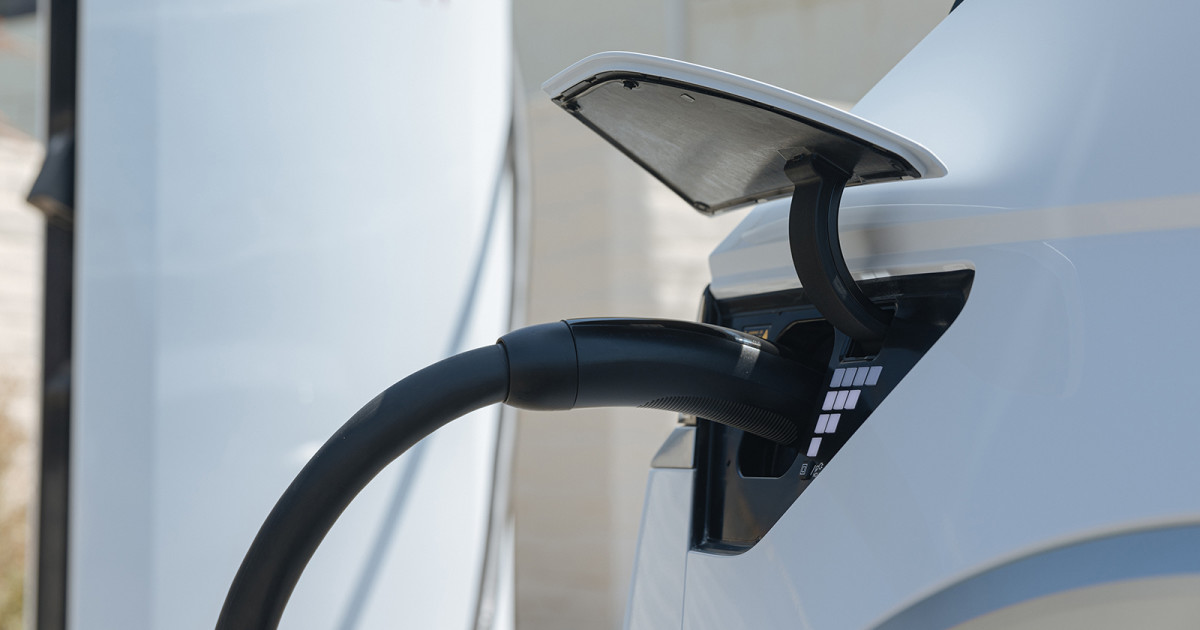 Hyundai offers free adapters for Tesla Supercharger network - Autoblog