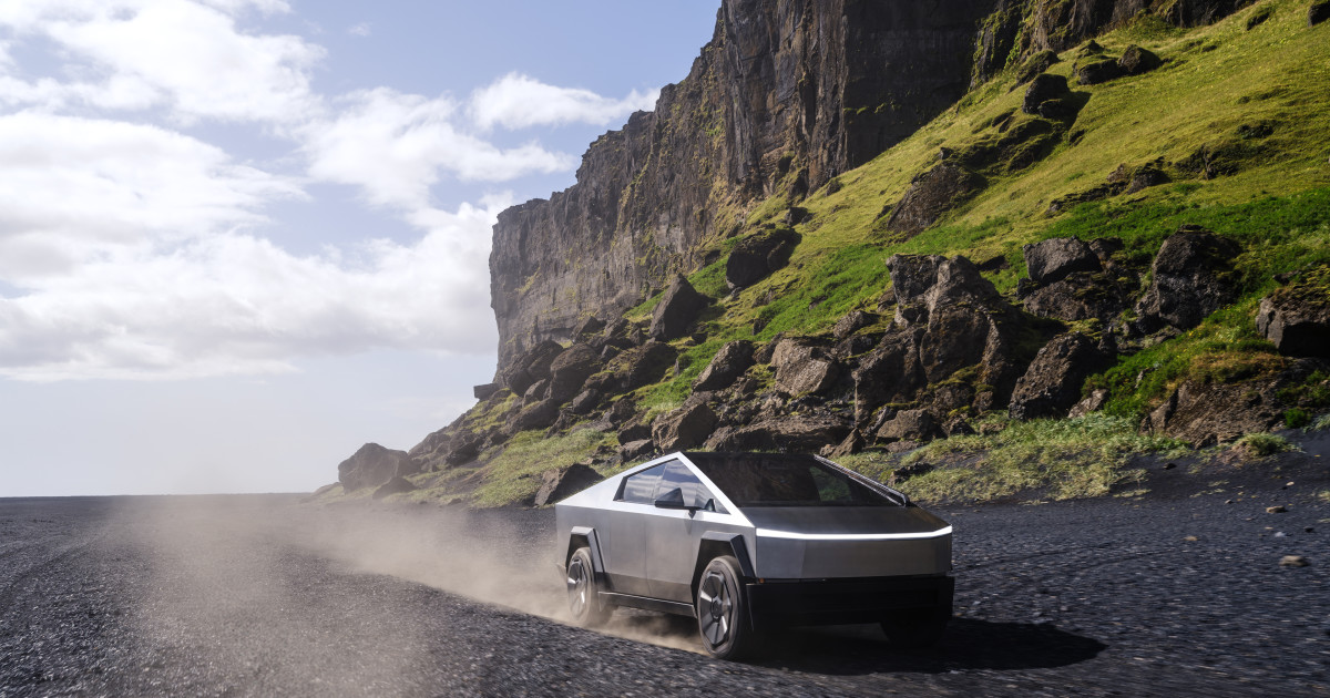 2025 Rivian R1T vs. 2025 Tesla Cybertruck: 5 Major Differences - Autoblog