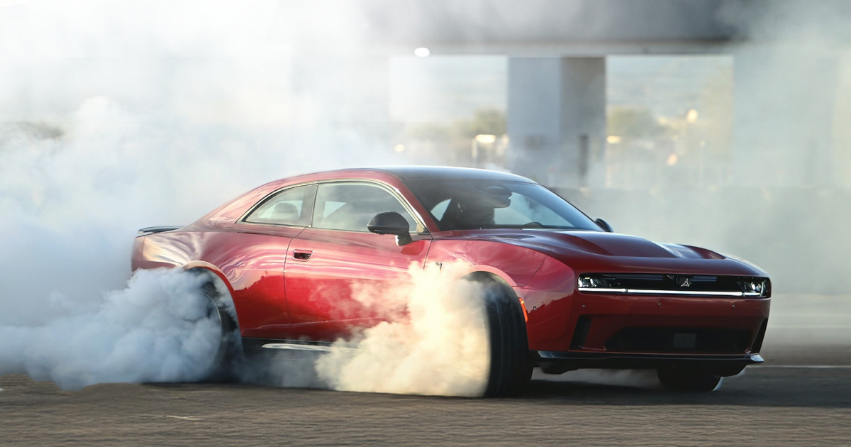 Dodge Teases Muscle Car Reveal—Is the Hemi V8 Coming Back? - Autoblog