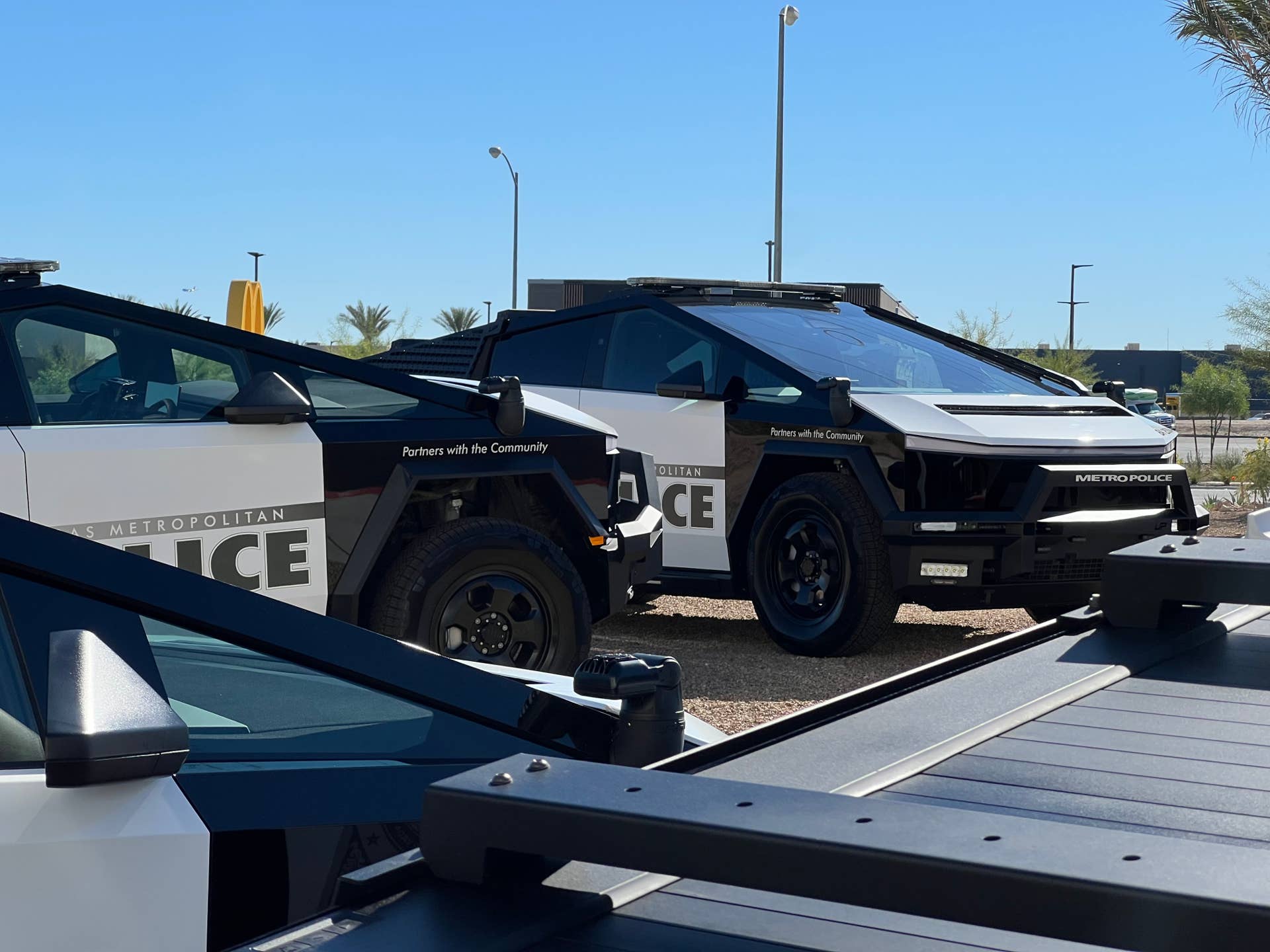 Las Vegas Police Debut the World’s First Tesla Cybertruck Patrol Fleet ...