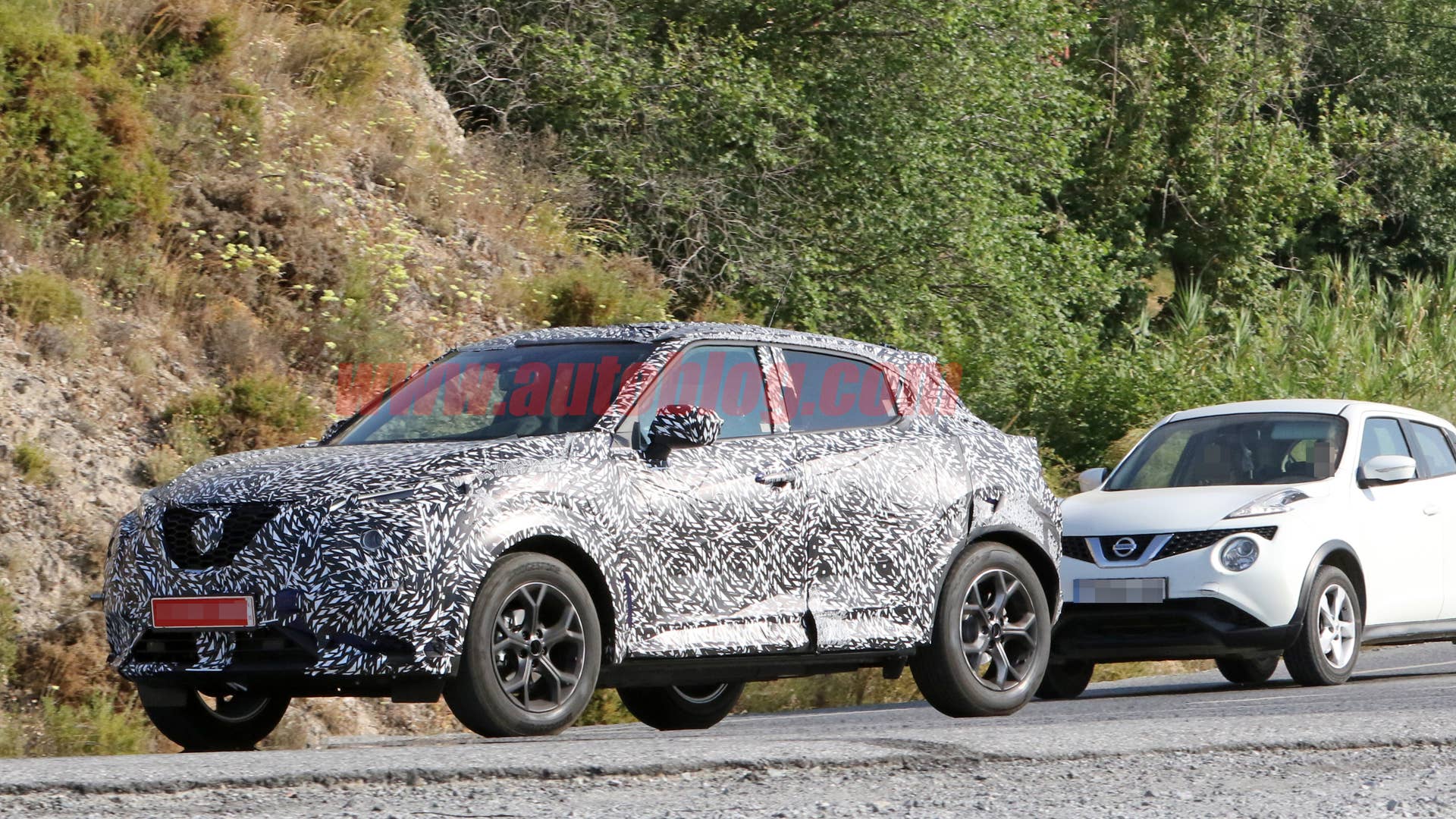 Nissan Juke prototype spied alongside old model in Europe - Autoblog