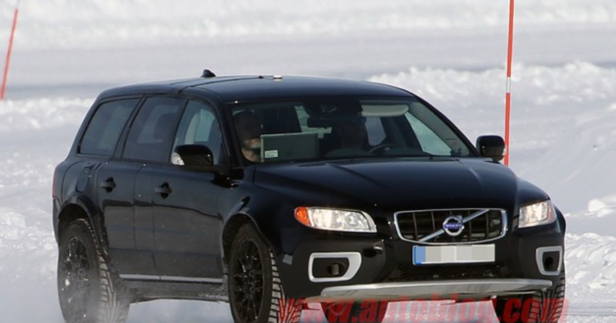 2015 Volvo XC90 mule spotted testing in the snow
