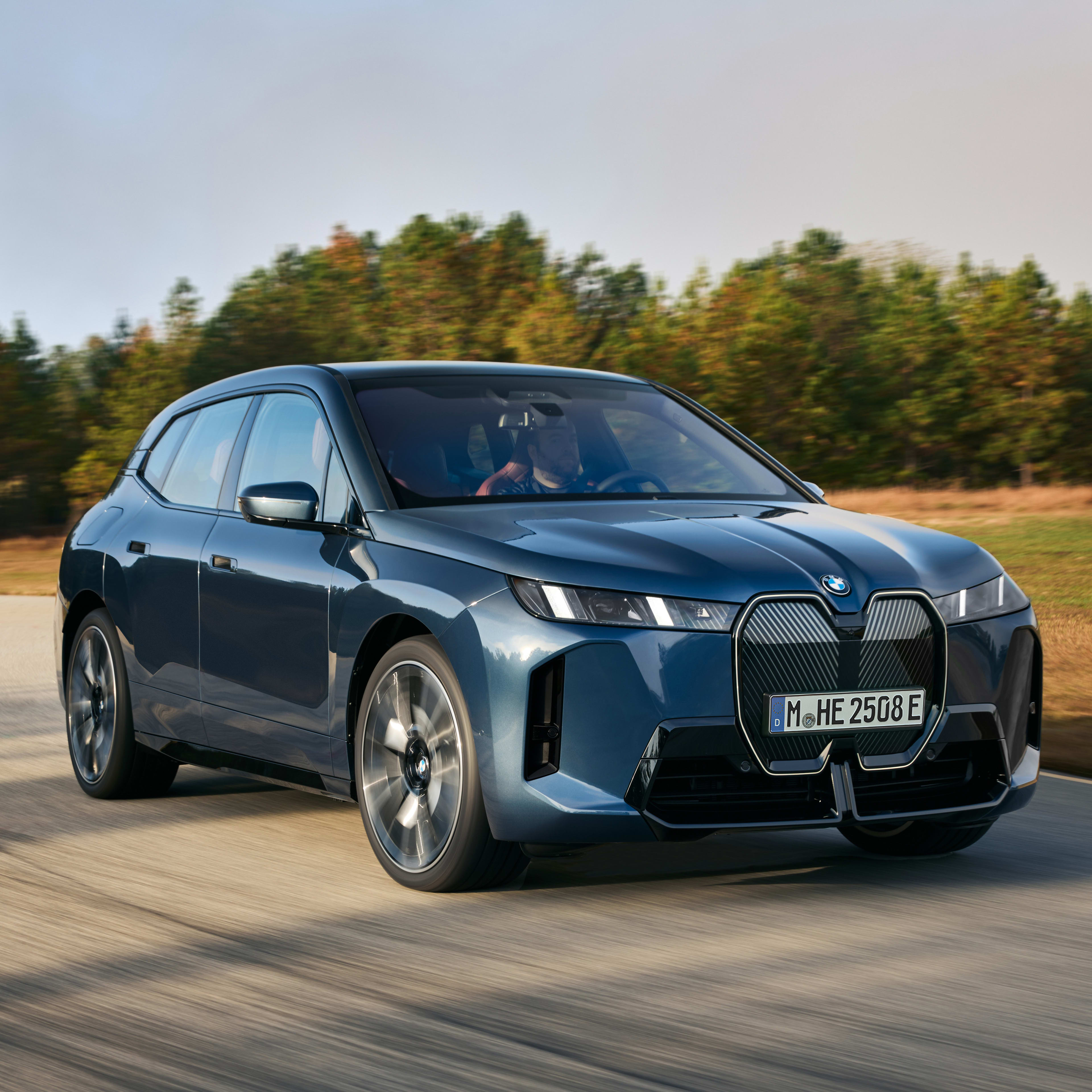 2025 Rivian R1S range guide: How far an EV crossover will take you on a ...