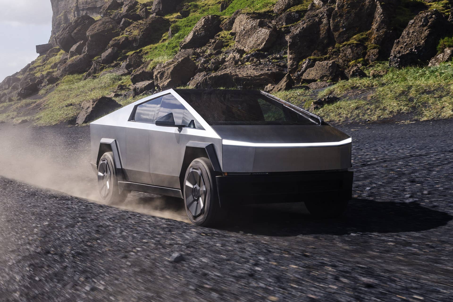 2025 Rivian R1T vs. 2025 Tesla Cybertruck: 5 Major Differences - Autoblog