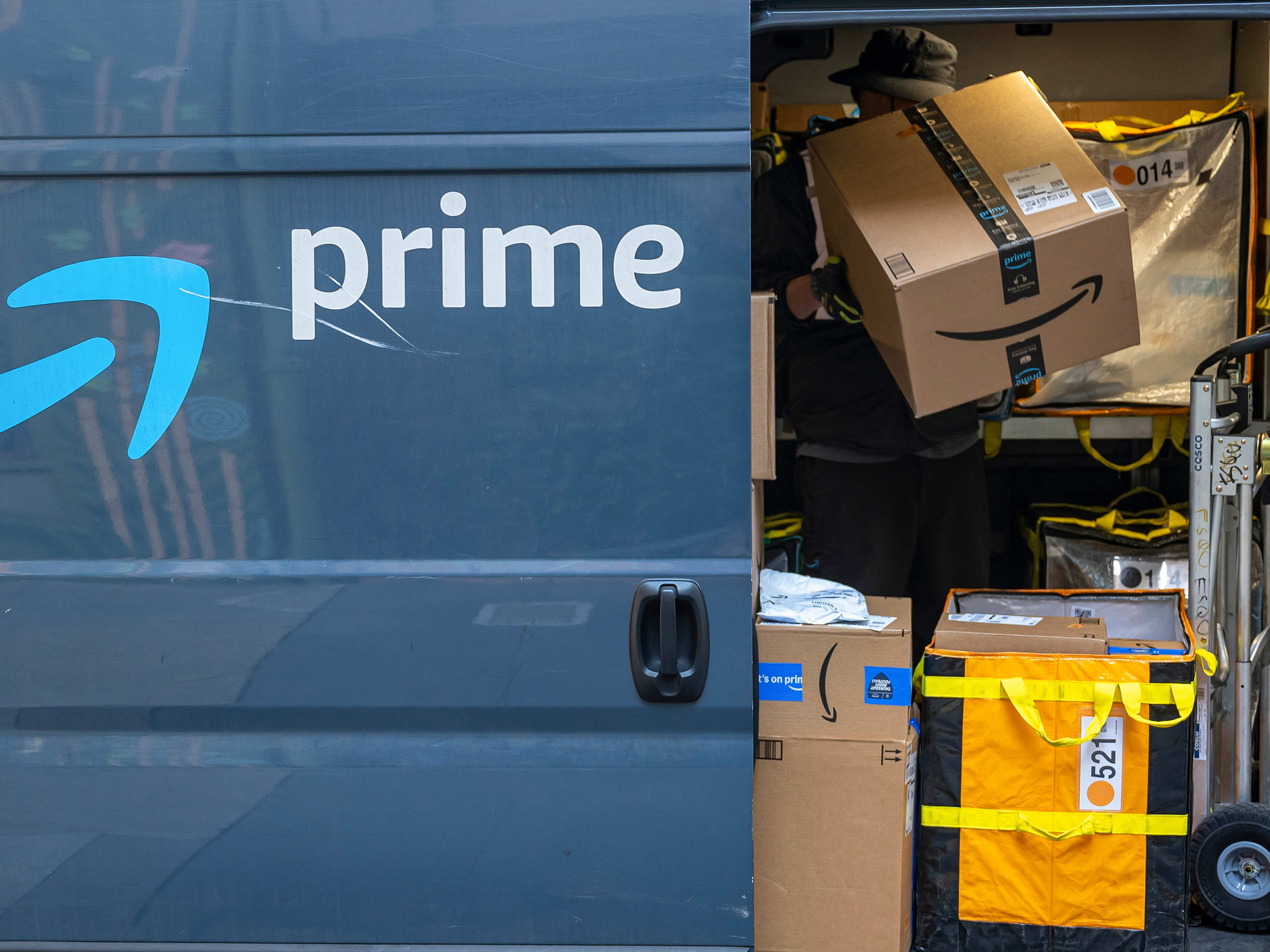 The Gearwrench Garage Mobile Work Table Is 40% Off - Autoblog