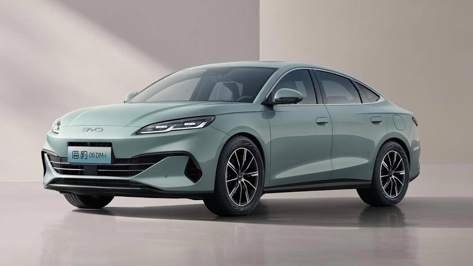 BYD unveils new plug-in hybrid tech — with a claimed 1,200-mile range ...