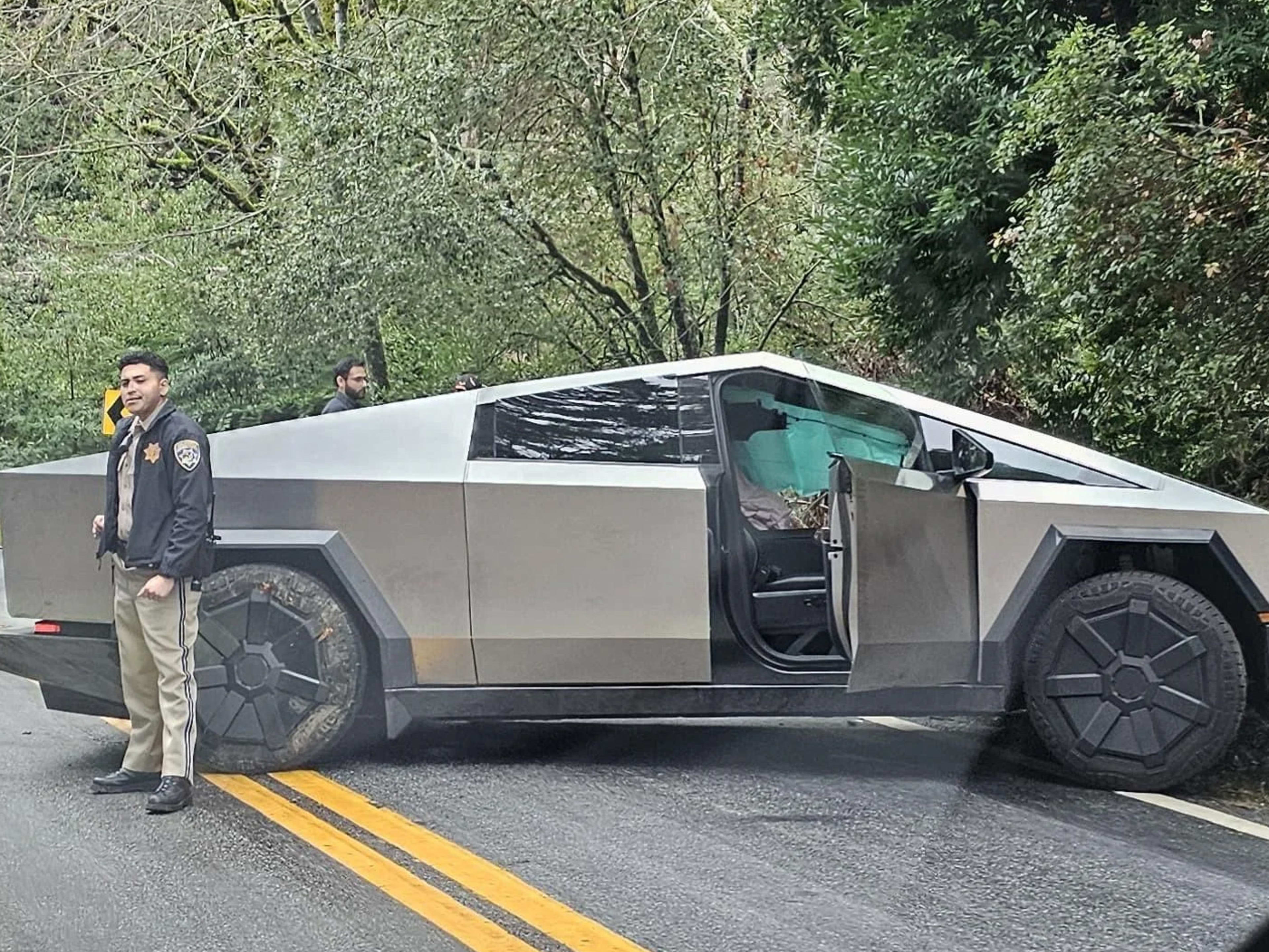 Here's the first Tesla Cybertruck crash on a public road - Autoblog