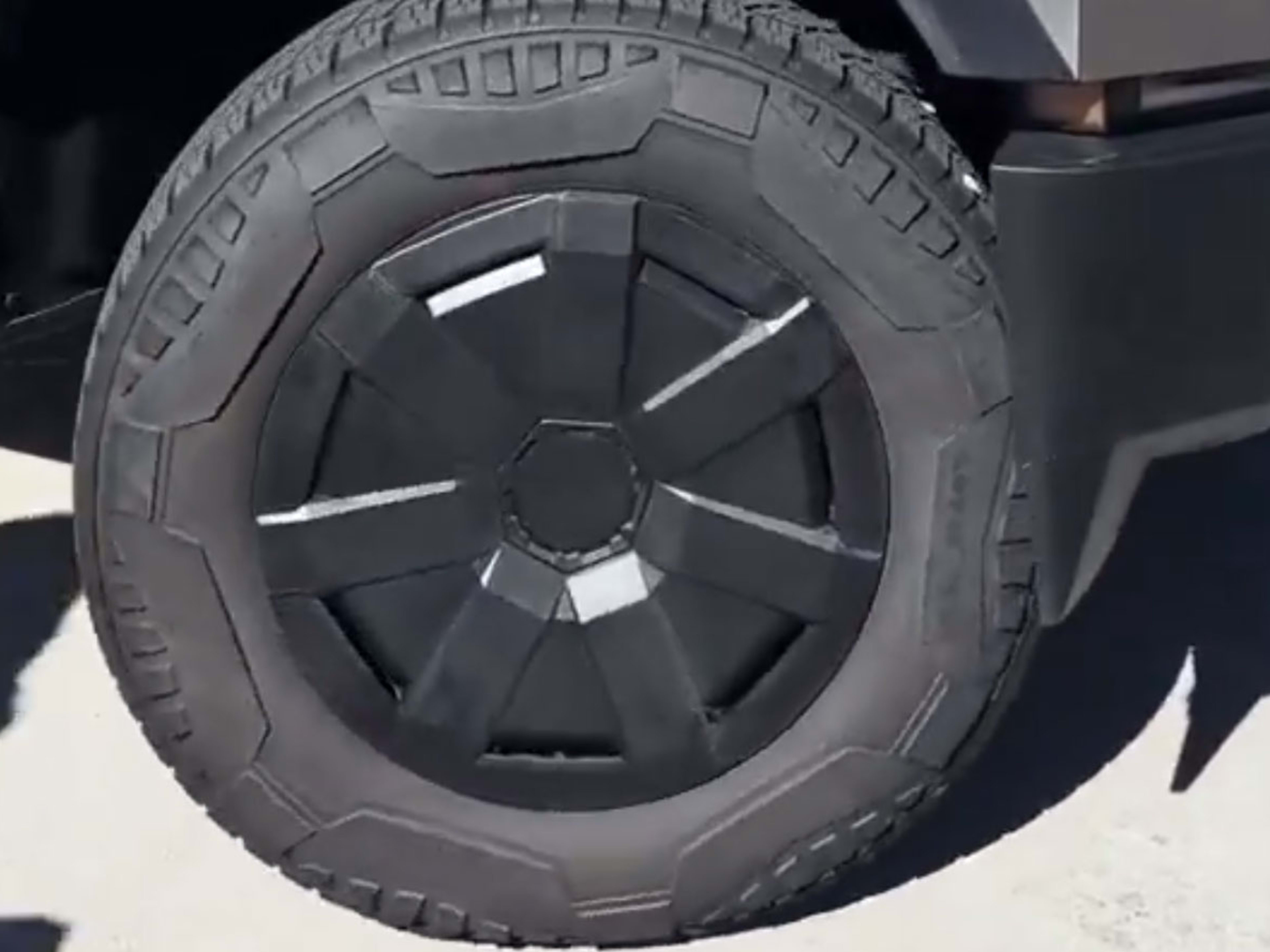 Tesla Cybertruck shows off new aero wheel cover for a base tire package ...