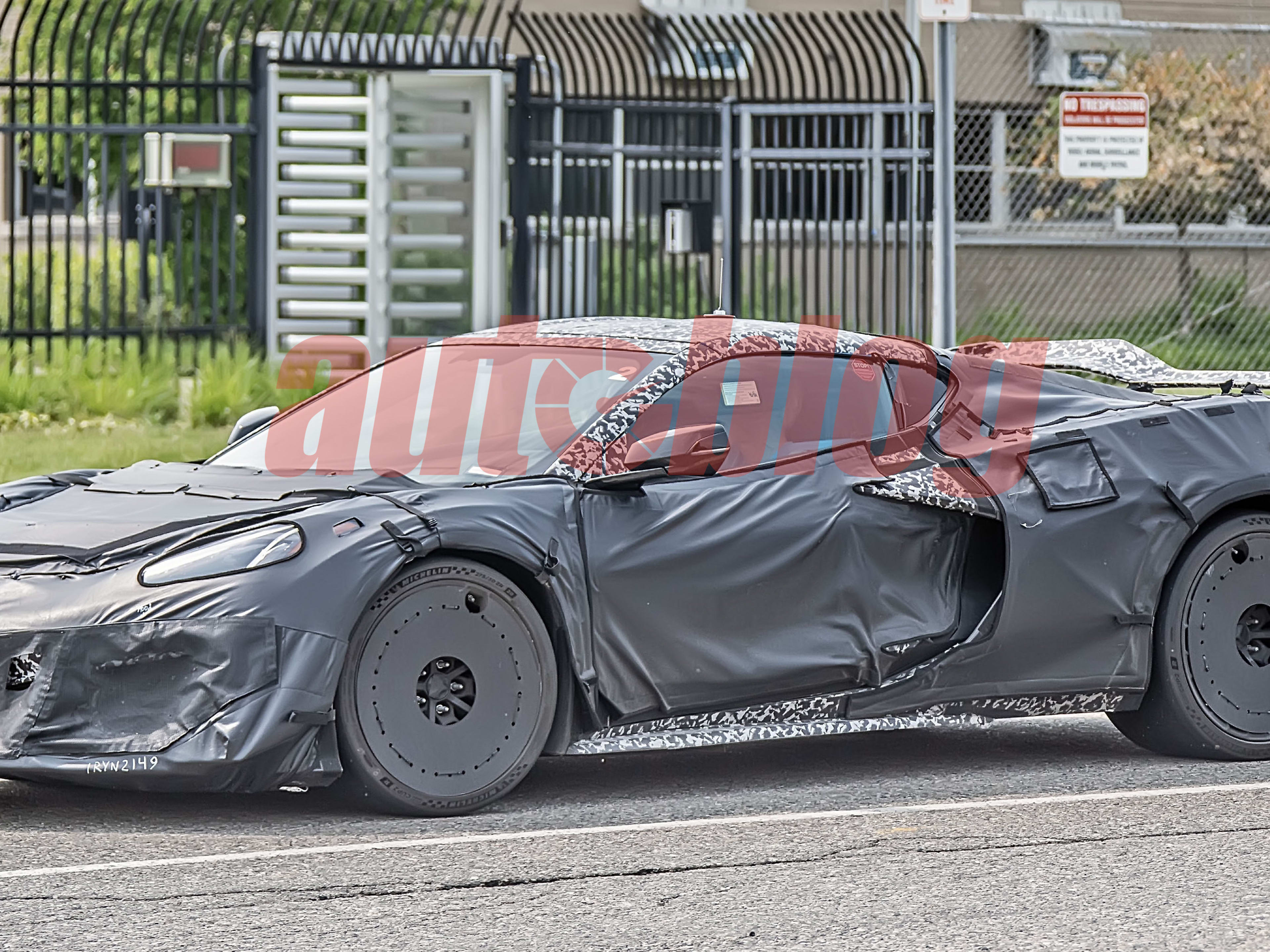 Two high-performance Corvettes caught testing in new spy photos - Autoblog