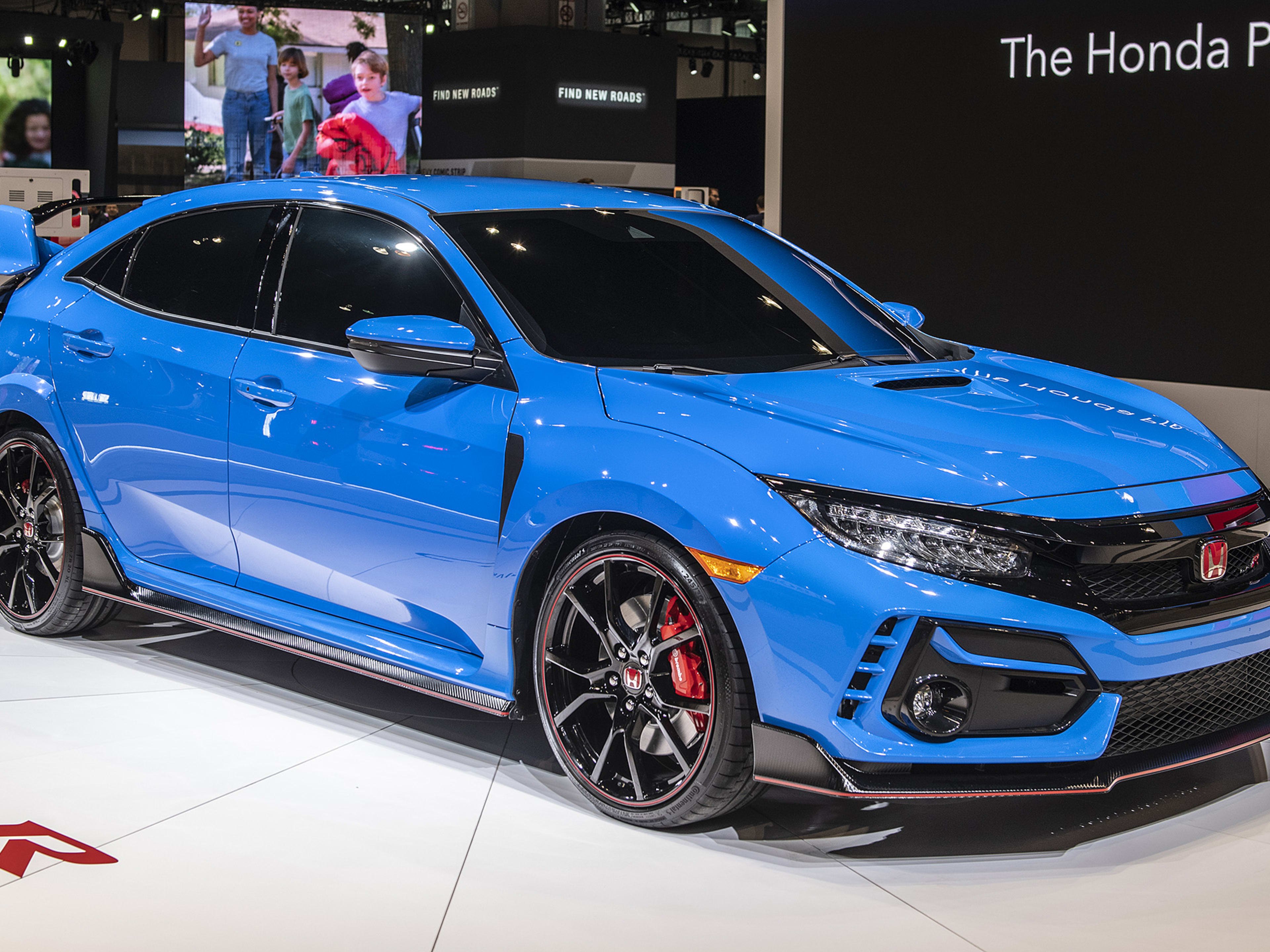 The 2020 Honda Civic Type R drops the fake vents up front, still wildly ...