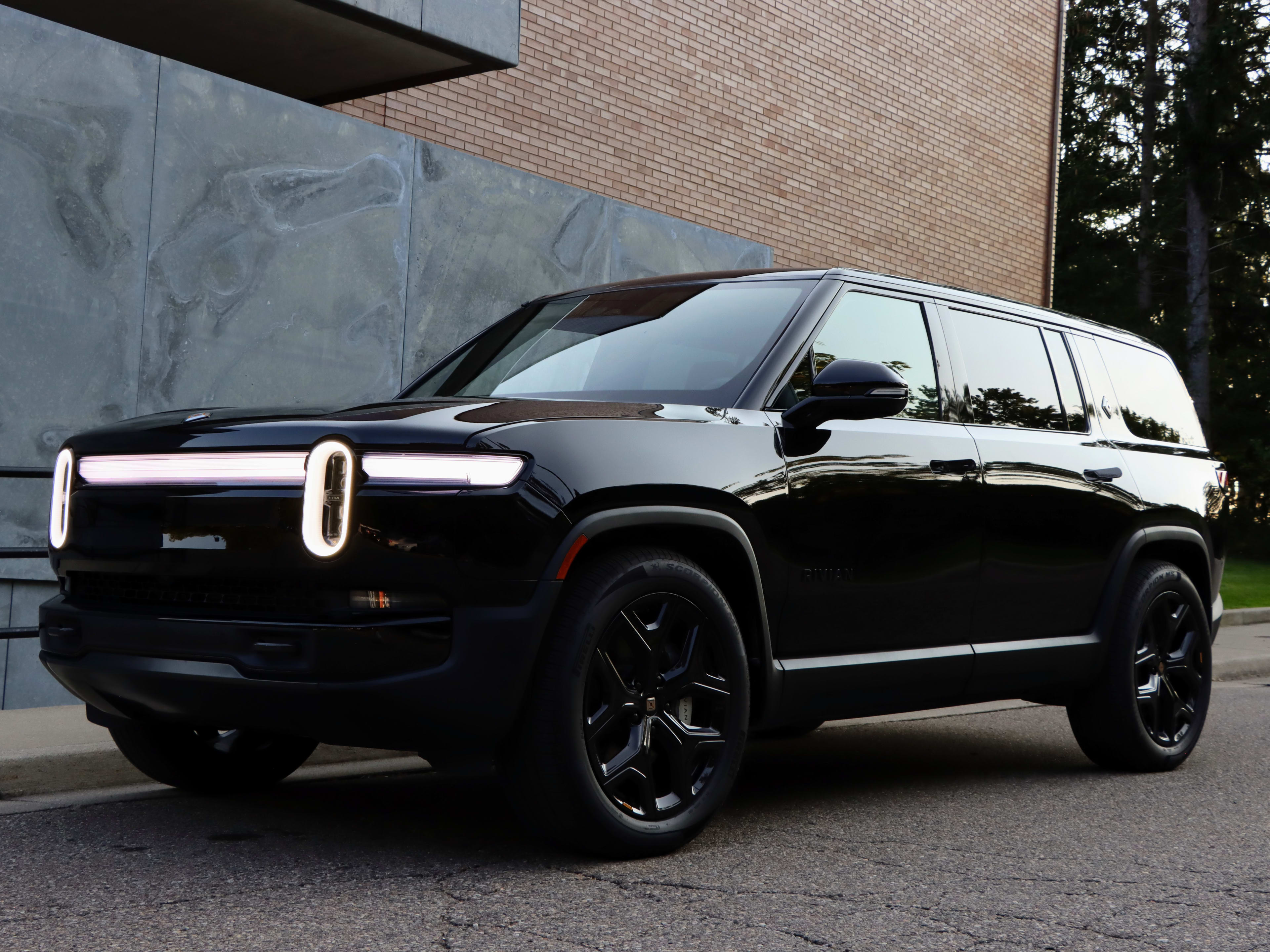 2025 Rivian R1S: Blistering acceleration, new batteries, and prices to ...