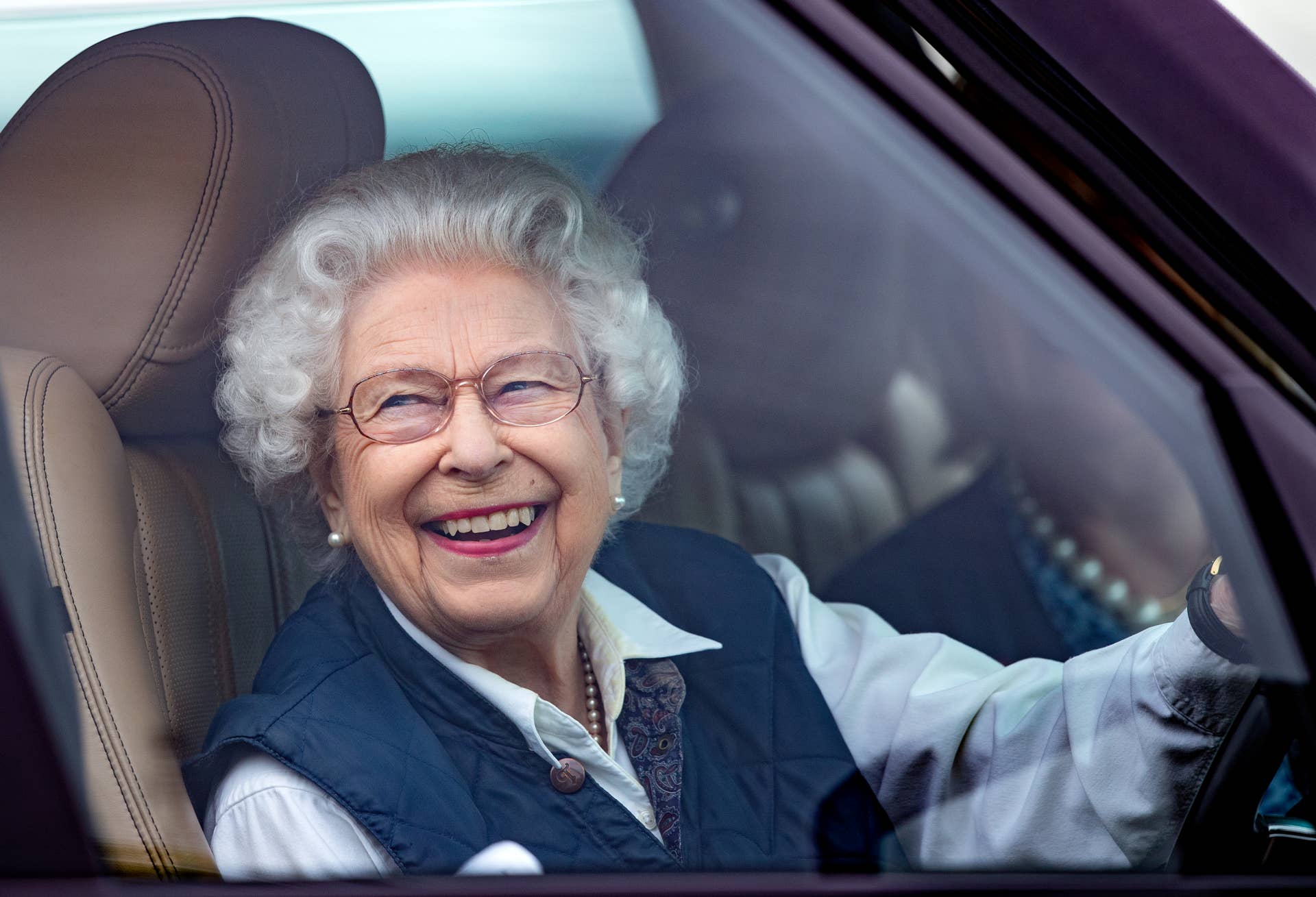 Queen Elizabeth II’s favorite car had a quirky feature for her corgis ...